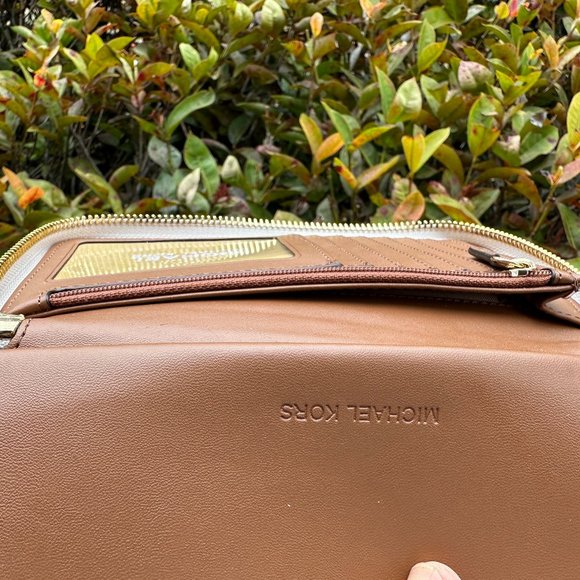 Michael Kors | Bags | Michael Kors Jet Set Travel Multifunction Large ...